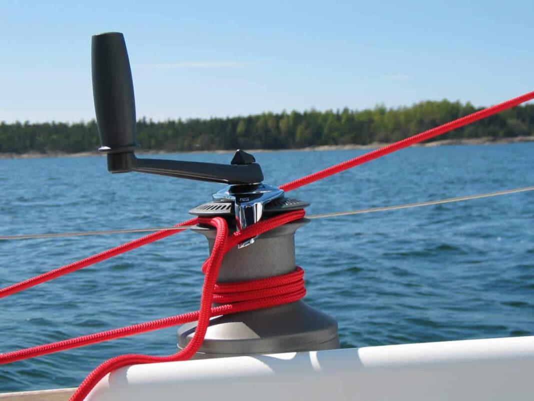 Kabestan na jachcie lub statku. Co to jest, do czego służy, rodzaje. | Żagle.org